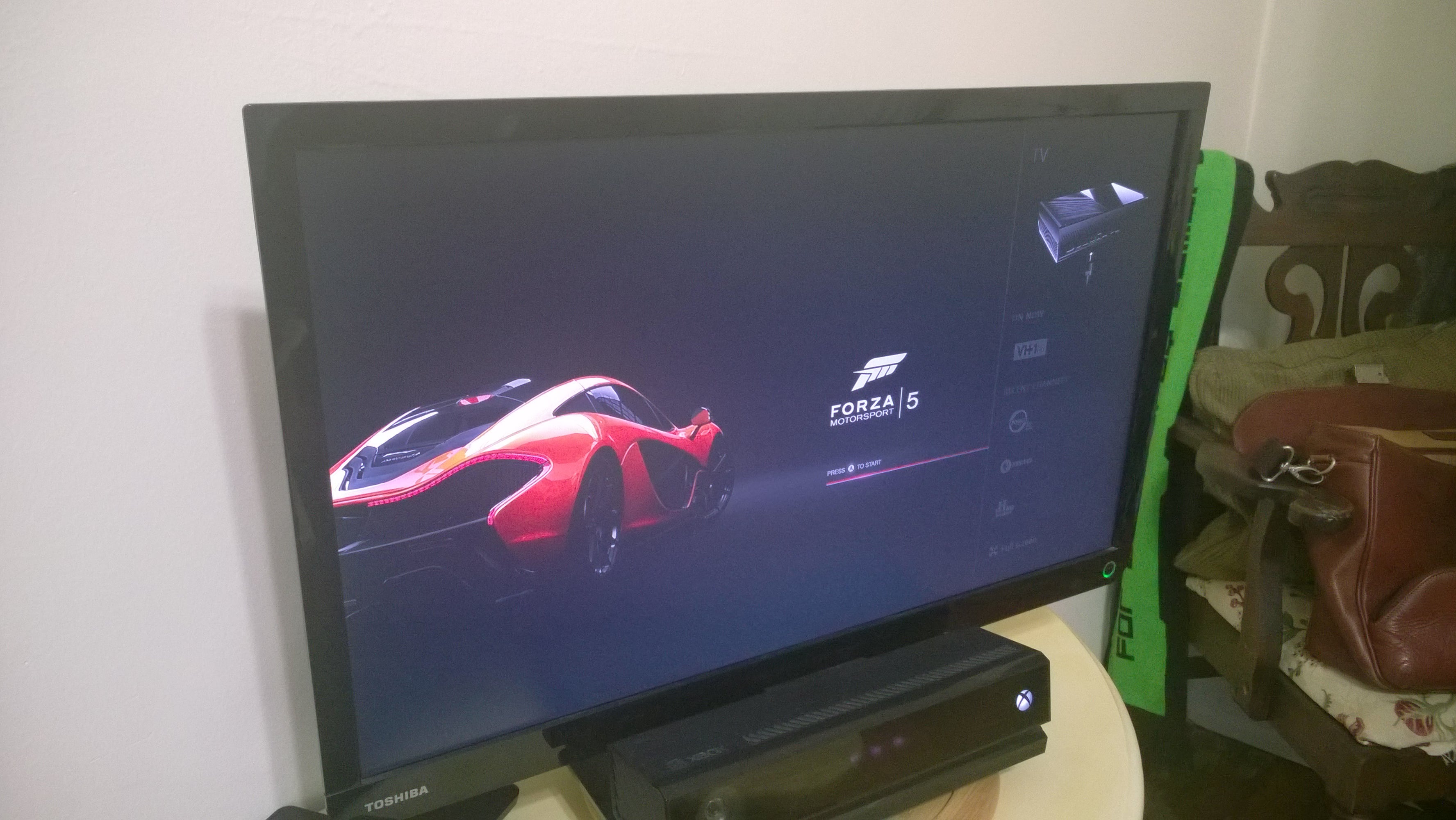 How to Play A Game & Watch TV on the Xbox One